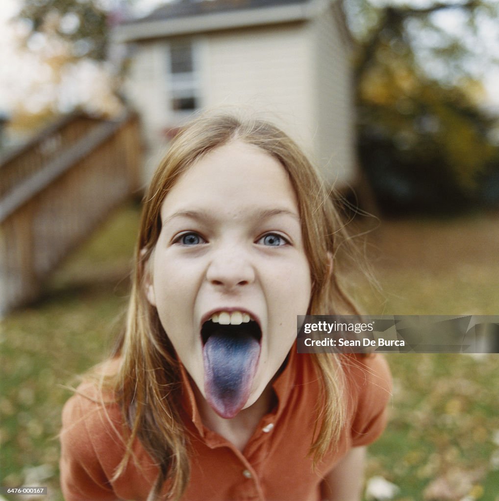 Girl Sticking Out Blue Tongue Stockfoto Getty Images