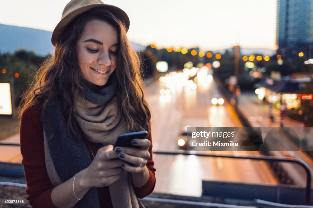 Belle Dame À Laide De Téléphone Intelligent Photo Getty Images