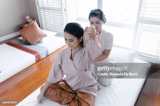 Thai Stretching Massage Fotografías E Imágenes De Stock Getty Images