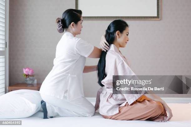 Thai Stretching Massage Fotografías E Imágenes De Stock Getty Images
