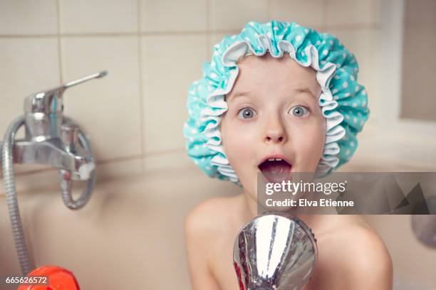 Girl Singing In Shower Photos Et Images De Collection Getty Images