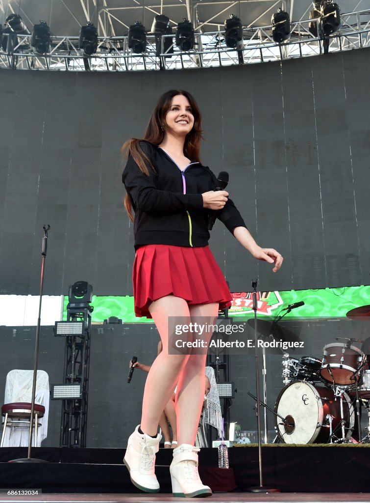 Singer Lana Del Rey Performs Onstage At Kroq Weenie Roast Y Fiesta