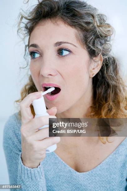 Sore Throat Spray Fotografías E Imágenes De Stock Getty Images