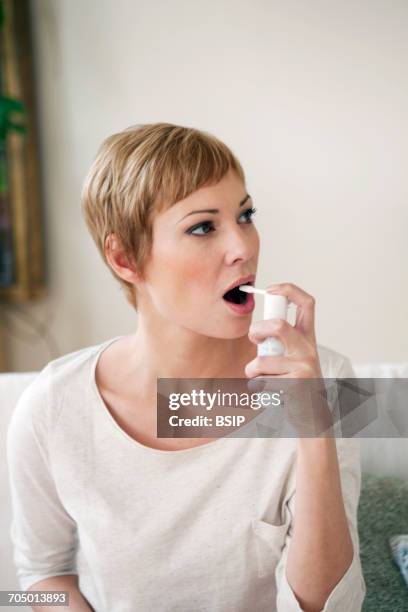 Sore Throat Spray Fotografías E Imágenes De Stock Getty Images