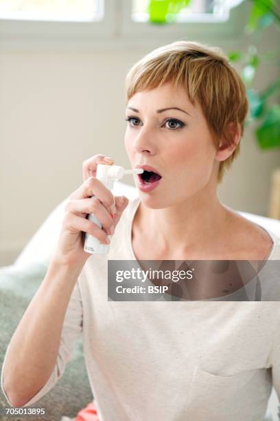 Sore Throat Spray Fotografías E Imágenes De Stock Getty Images