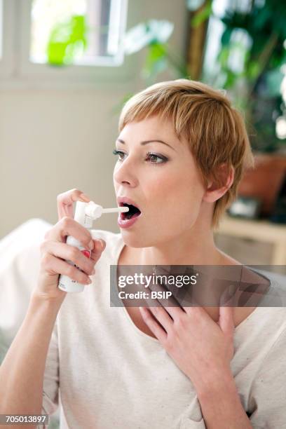 Sore Throat Spray Fotografías E Imágenes De Stock Getty Images