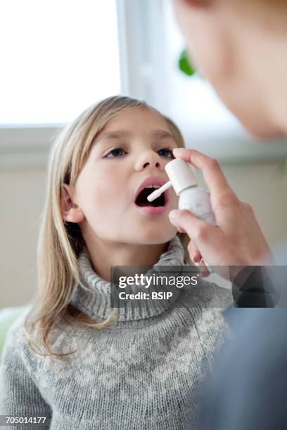 Sore Throat Spray Fotografías E Imágenes De Stock Getty Images