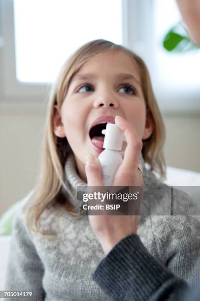 Sore Throat Spray Fotografías E Imágenes De Stock Getty Images