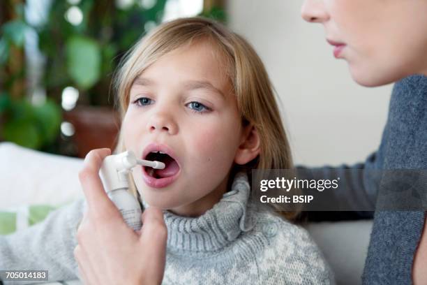 Sore Throat Spray Fotografías E Imágenes De Stock Getty Images