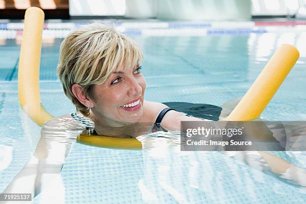 Older Woman Pool Float Fotografías E Imágenes De Stock Getty Images