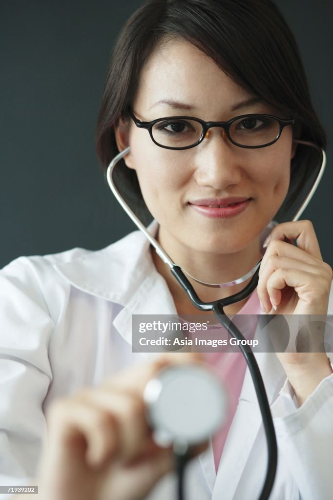Female Doctor Using Stethoscope Stock Foto Getty Images