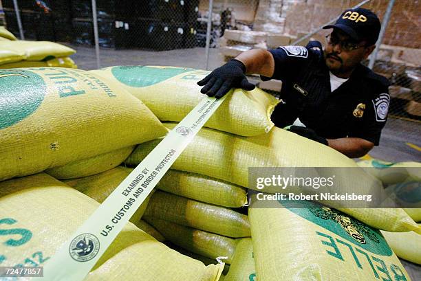 Anti Terrorism Contraband Enforcement Team Photos And Premium High Res