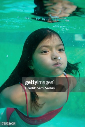 Girl Swimming Underwater In Pool Closeup Foto De Stock Getty Images
