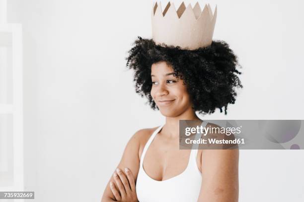 Black Woman Wearing Crown Fotografías E Imágenes De Stock Getty Images