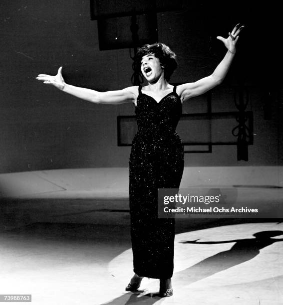 Shirley Bassey Photos And Premium High Res Pictures Getty Images
