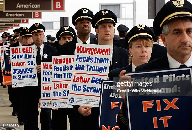 United Airlines Pilots Photos Et Images De Collection Getty Images