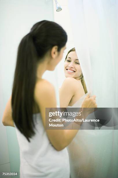 Peaking Behind Shower Curtain Photos et images de collection - Getty Images Peaking Behind Shower Curtain Photos et images de collection - Getty Images