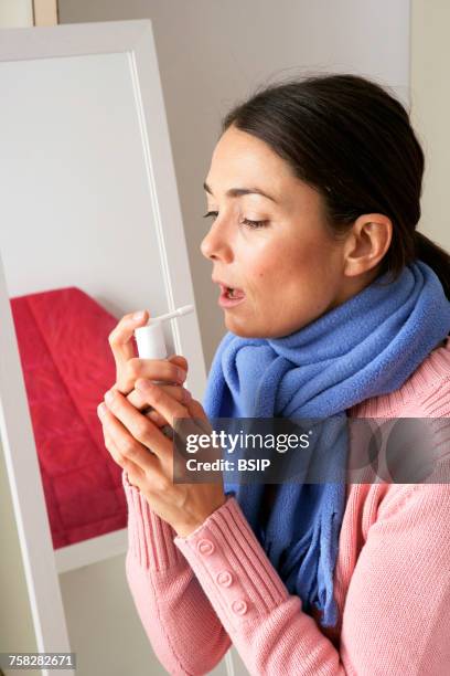 Sore Throat Spray Fotografías E Imágenes De Stock Getty Images