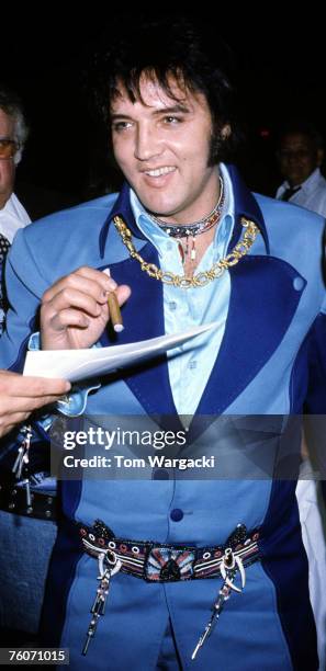 Elvis Presley Arrives At The Hilton Inn June 21 1973 Photos And Premium