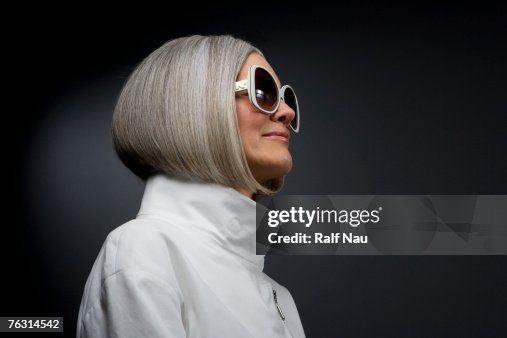 Mature Woman Wearing Sunglasses Side View Closeup Stock Foto Getty Images