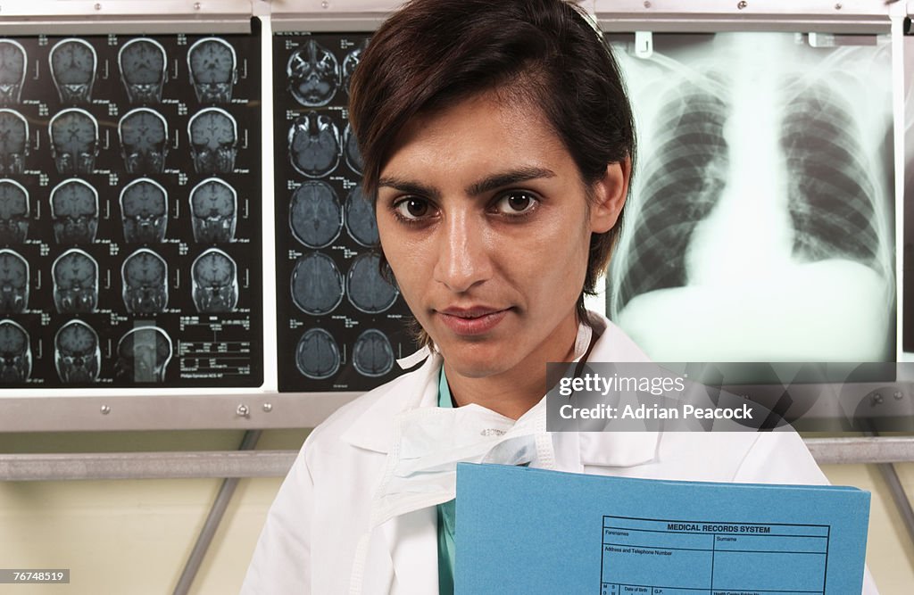 Doctor With Brain Scans And Chest Xray Stock-Foto - Getty Images Doctor With Brain Scans And Chest Xray Stock-Foto - Getty Images