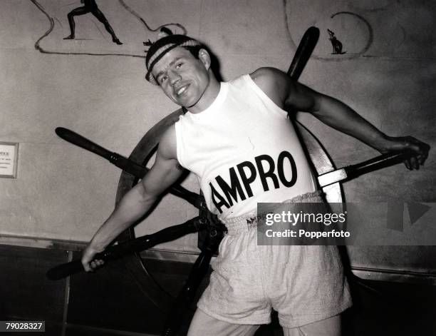 Terry Downes Boxing Photos and Premium High Res Pictures - Getty Images Terry Downes Boxing Photos and Premium High Res Pictures - Getty Images