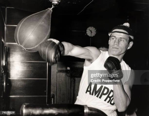 Terry Downes Boxing Photos and Premium High Res Pictures - Getty Images Terry Downes Boxing Photos and Premium High Res Pictures - Getty Images