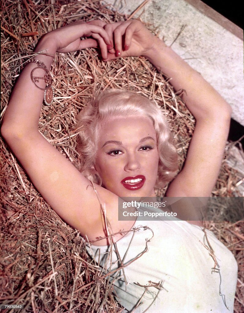 Circa 1950s American Actress Mamie Van Doren Lying Seductively In Foto Di Attualità Getty