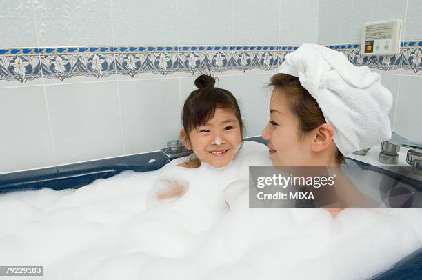 Mother Daughter In Bathtub Stockfotos En Beelden Getty Images
