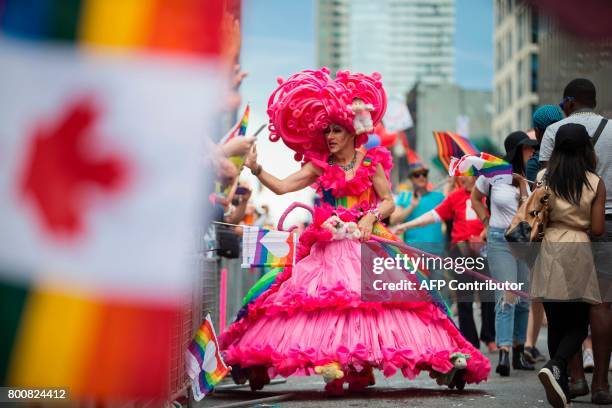 Parade Draws Spectators Photos And Premium High Res Pictures Getty Images