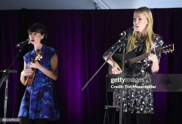 Riki Lindhome And Kate Micucci Fotografías E Imágenes De Stock Getty