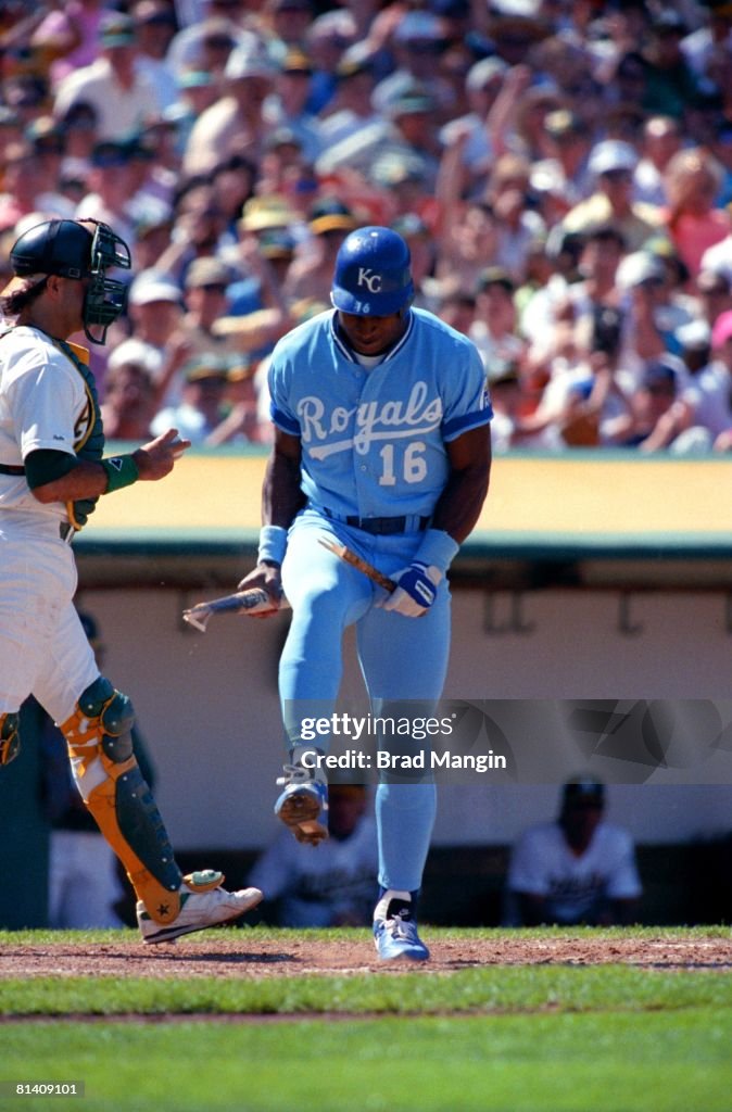 Kansas City Royals Bo Jackson Upset Breaking Bat Over Knee After News Photo Getty Images