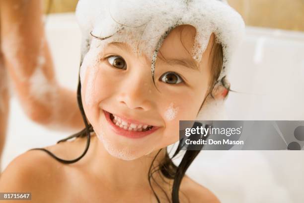 Young Girl Underwater In Bathtub Stockfotos En Beelden Getty Images