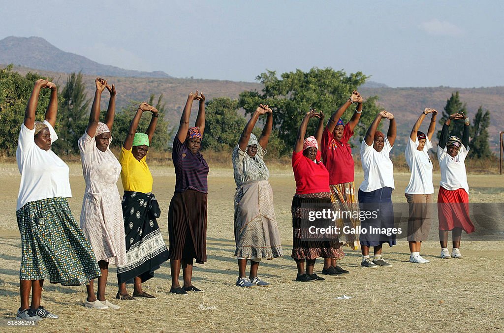 Women Stretch Before Playing A Game Of Soccer In The Nkowankowa News Photo Getty Images