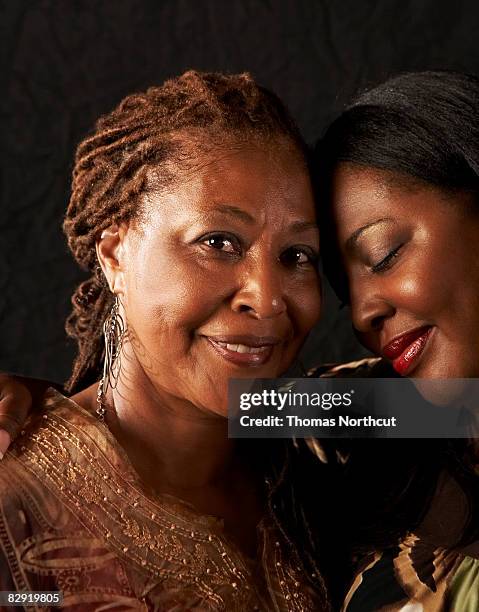 Mom Daughter Black Background Foto E Immagini Stock Getty Images