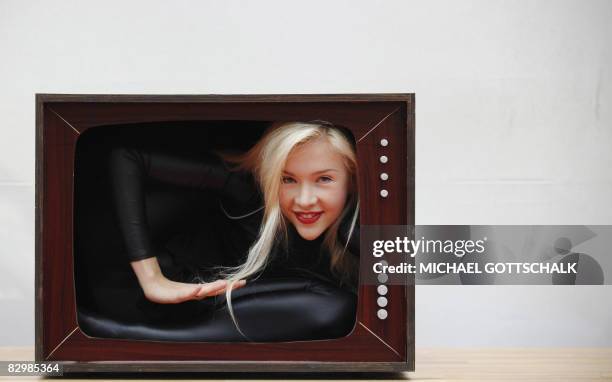 44 Fotos E Imágenes De Alta Resolución De Zlata Contortionist Getty