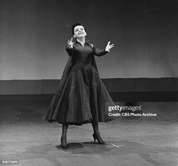 Actress Judy Garland Photos and Premium High Res Pictures - Getty Images Actress Judy Garland Photos and Premium High Res Pictures - Getty Images