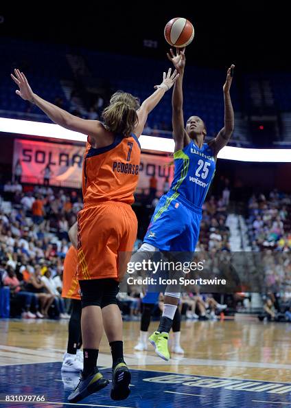 Dallas Wings Forward Glory Johnson Shoots Over Connecticut Sun News