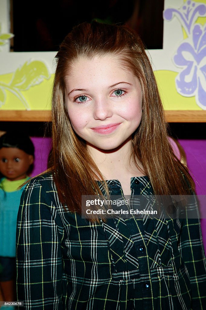 Actress Sammi Hanratty Visits American Girl Place On January 9 2009 News Photo Getty Images