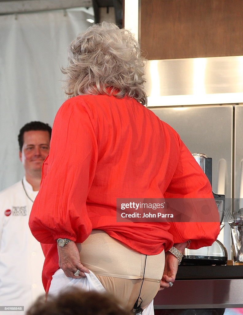 Paula Deens Pants Fall Off During Her Appearance At The 2009 South News Photo Getty Images