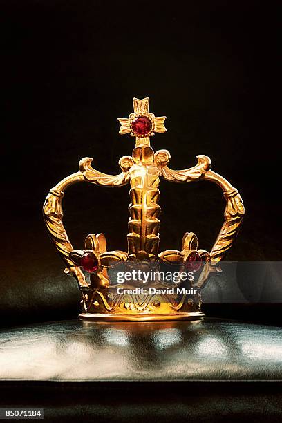 Gold Crown Black Background Stock Fotos Und Bilder Getty Images