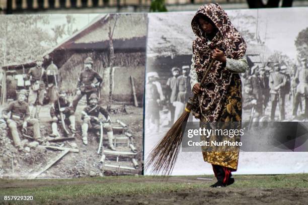 18 Cut Nyak Dhien Photos & High Res Pictures - Getty Images 18 Cut Nyak Dhien Photos & High Res Pictures - Getty Images