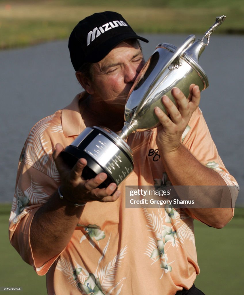 Tom Purtzer Kisses The Champions Trophy After Winning The 3m News