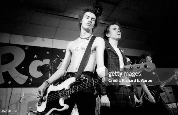 Sid Vicious And Johnny Rotten Performing On Stage Photos And Premium High Res Pictures Getty