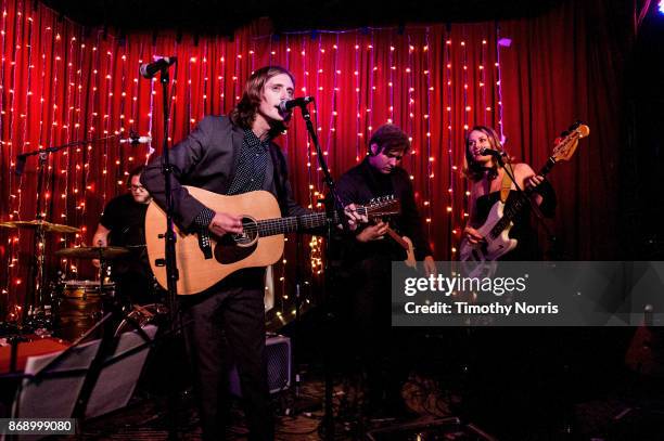 Laura Mcdowell Photos Et Images De Collection Getty Images
