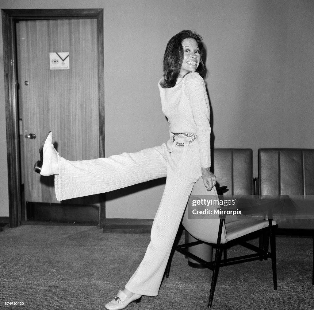 American Actress Mary Tyler Moore At London Airport On Her Way Home News Photo Getty Images