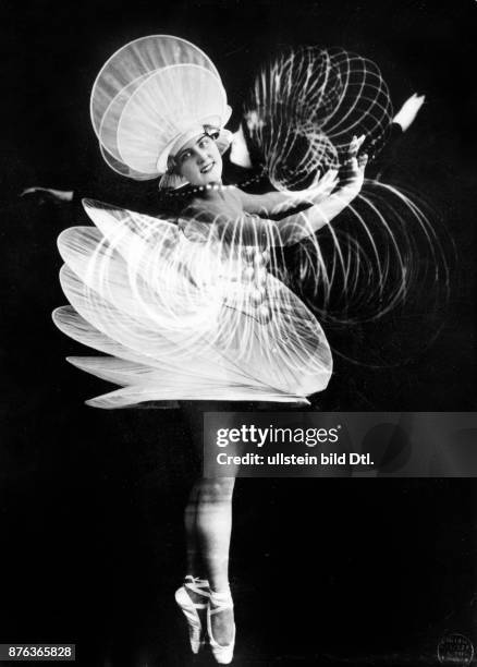158 Oskar Schlemmer Stock Photos, High-Res Pictures, and Images - Getty ... 158 Oskar Schlemmer Stock Photos, High-Res Pictures, and Images - Getty ...