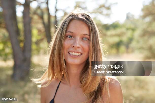 Tanned Blonde Photos Et Images De Collection Getty Images