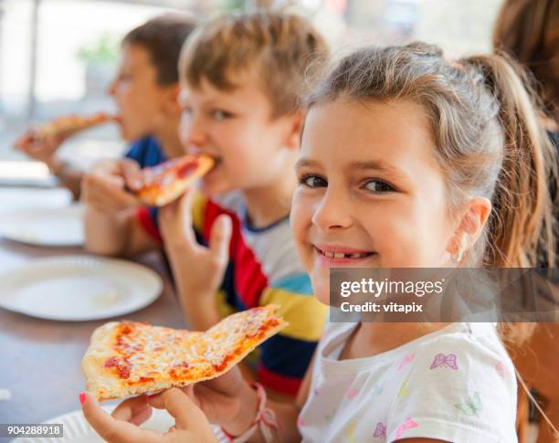 Niños Comiendo Pizza Fotografías E Imágenes De Stock Getty Images