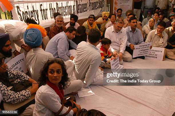 Roy Arundhati Photos and Premium High Res Pictures - Getty Images Roy Arundhati Photos and Premium High Res Pictures - Getty Images